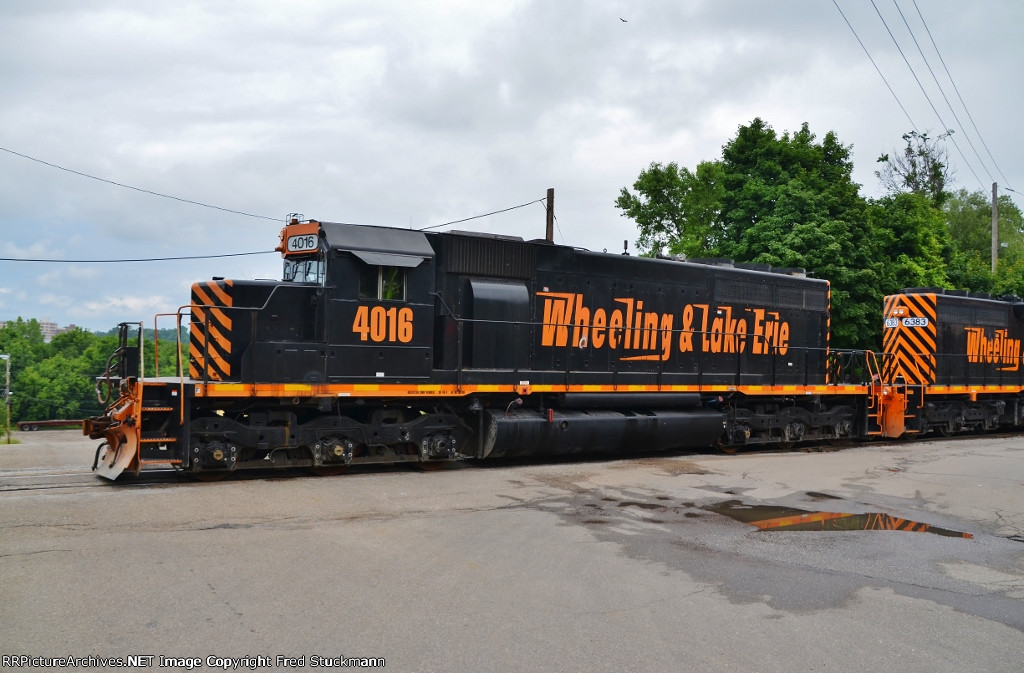 WE 4016 pulls out at Summit St.